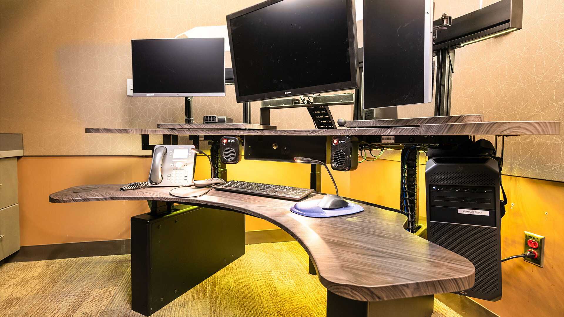 Healthcare Desk Photos | Xybix Command Center Desks