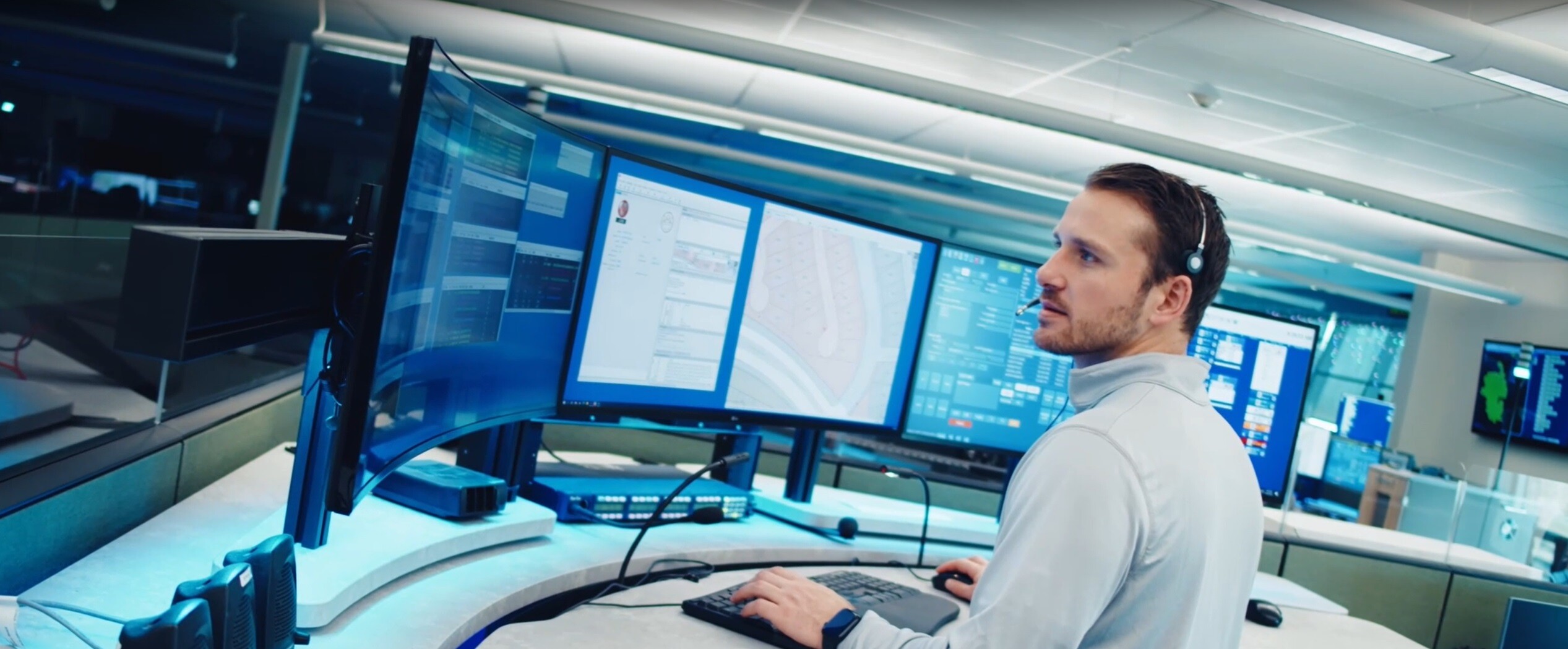 Video Gallery: Ergonomic Desks for 911 & Command Centers | Xybix